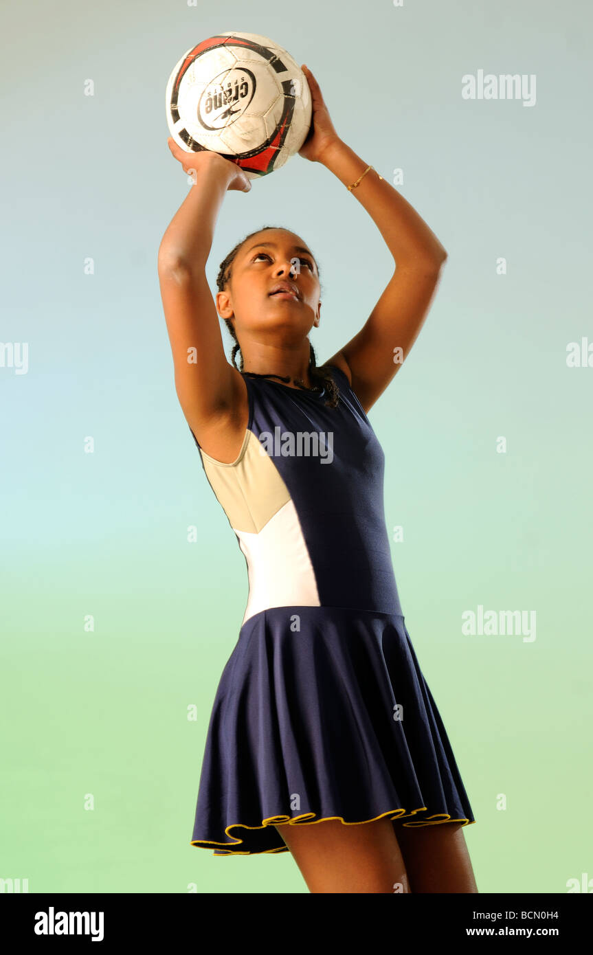 Netball action shooting hi-res stock photography and images - Alamy