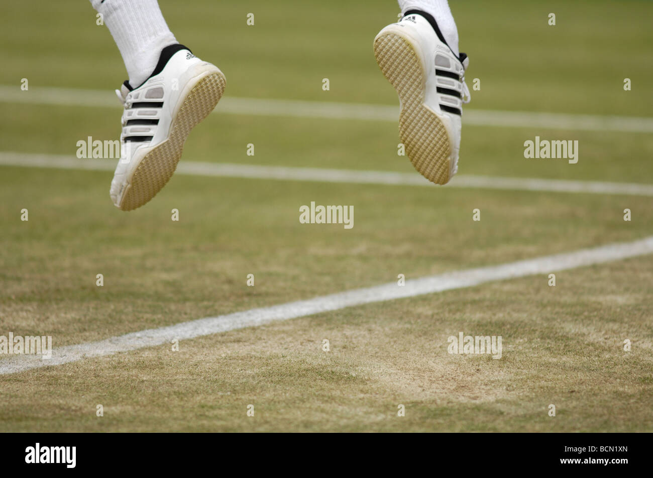 Tennis serve feet hi-res stock photography and images - Alamy