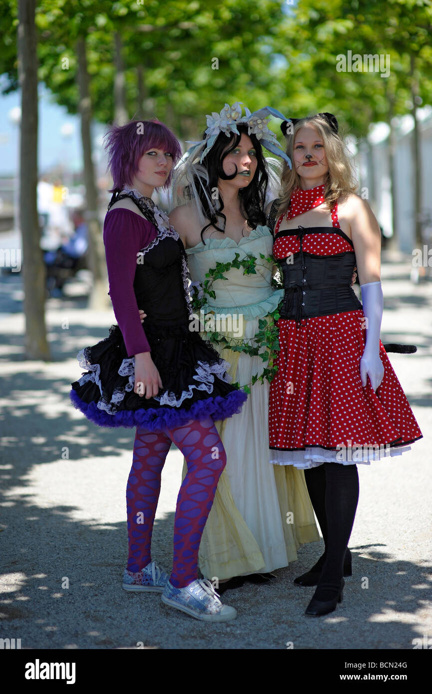 three girls friends young women cosplayers portrait düsseldorf japan ...