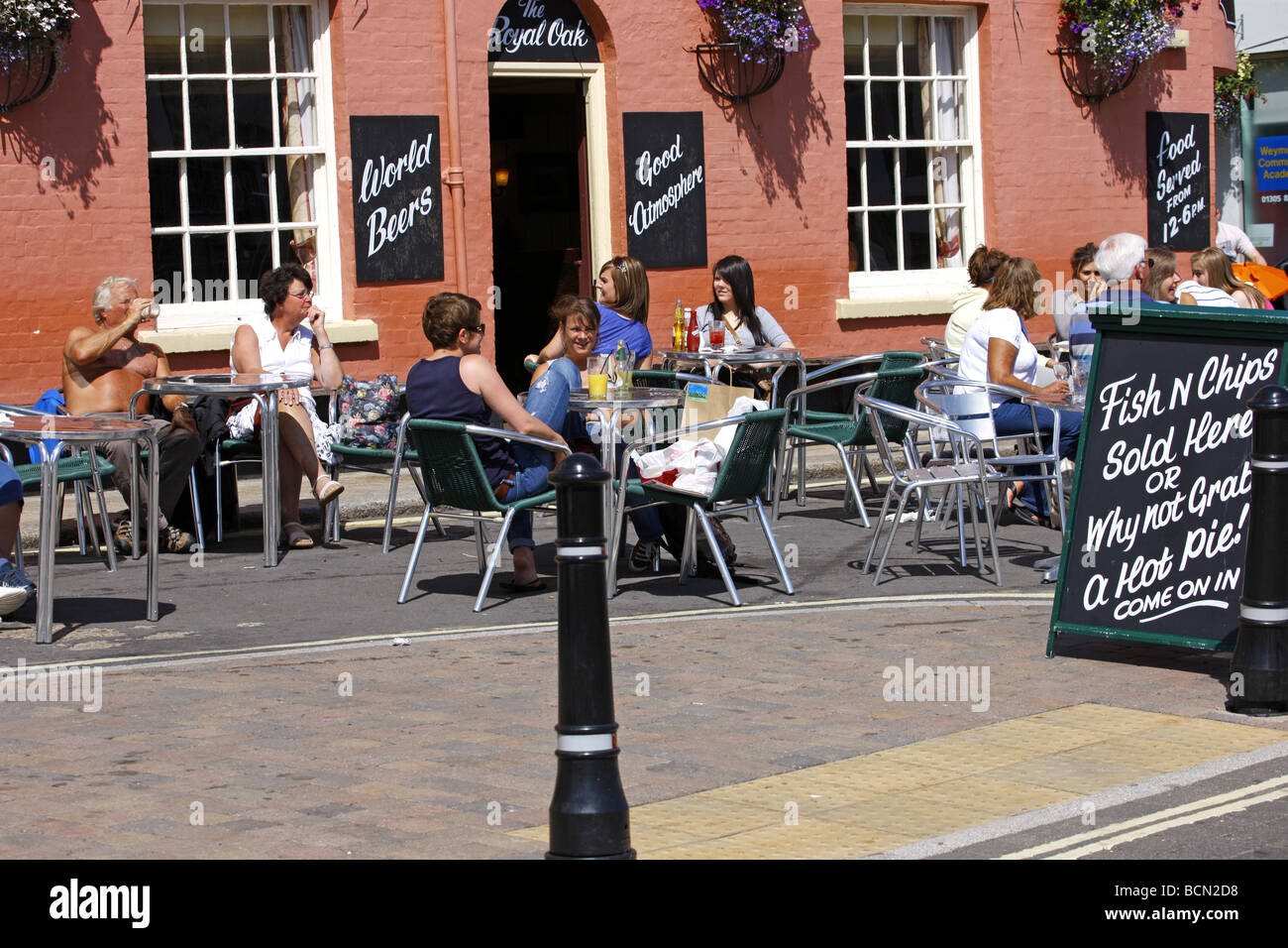 Crowd drinking outside a pub hi-res stock photography and images - Alamy