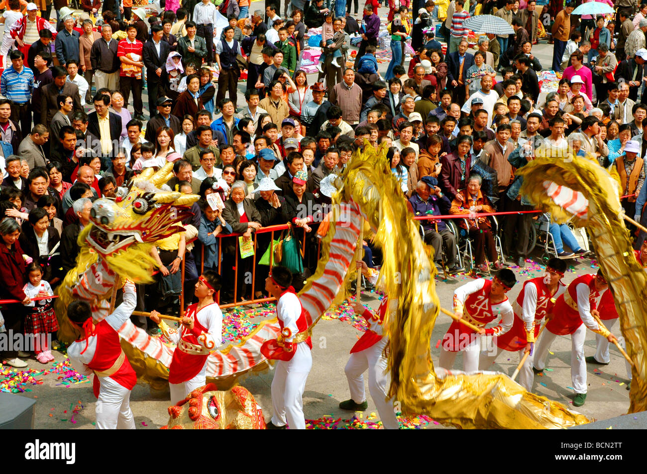 Folk artist performing dragon dance, Shanghai, China Stock Photo - Alamy
