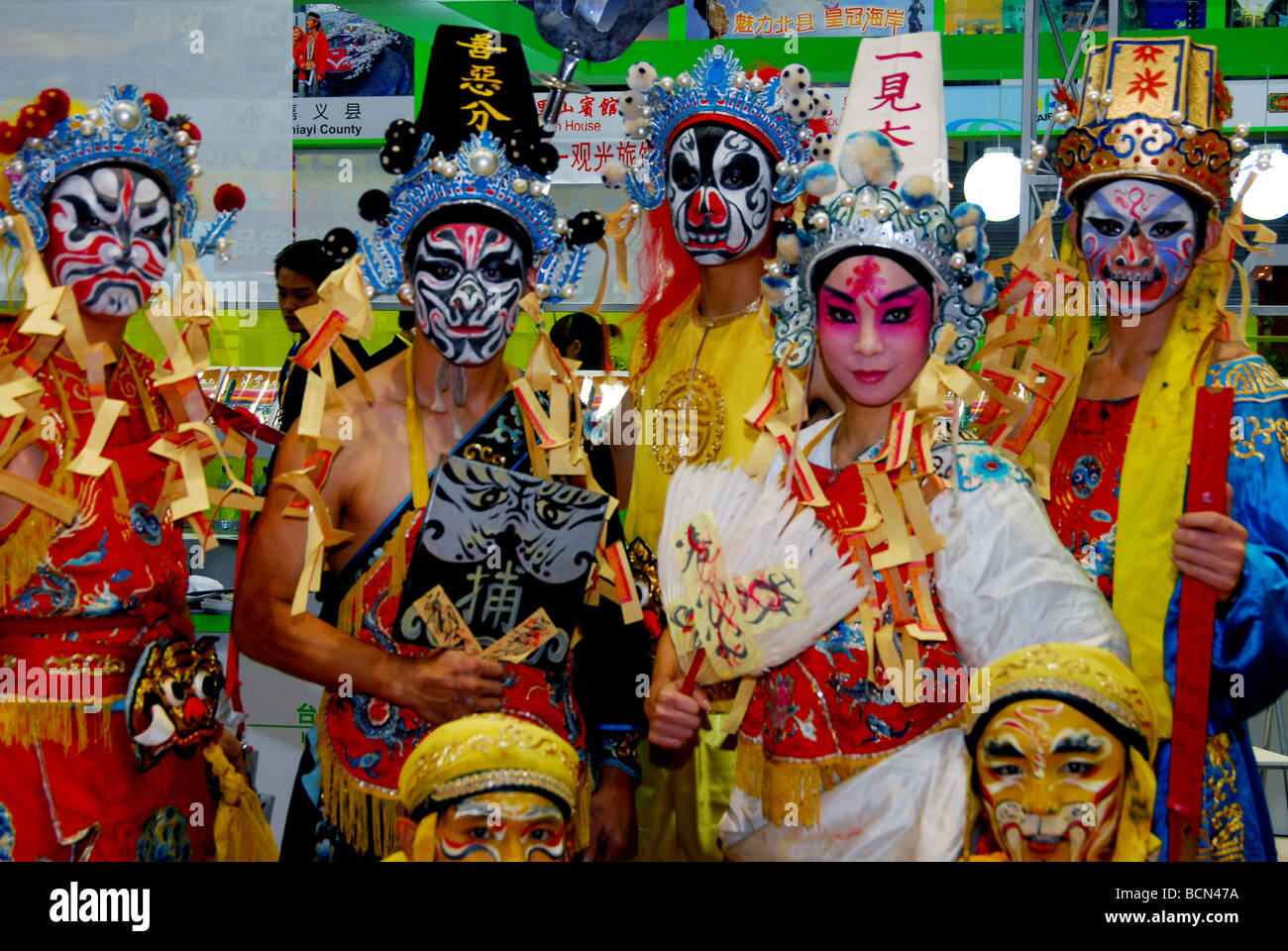 Shanghai opera performers, Shanghai, China Stock Photo - Alamy