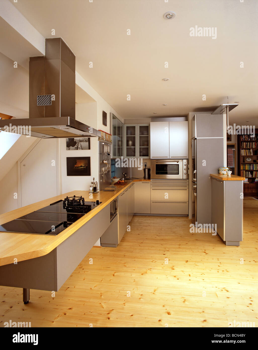 Cooking with the cooker hood open hi-res stock photography and images ...