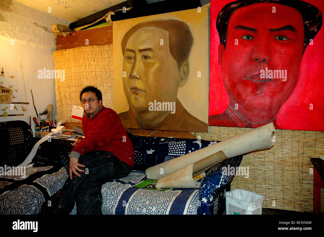 Local artist with his painting of Chairman Mao, Shanghai, China Stock ...