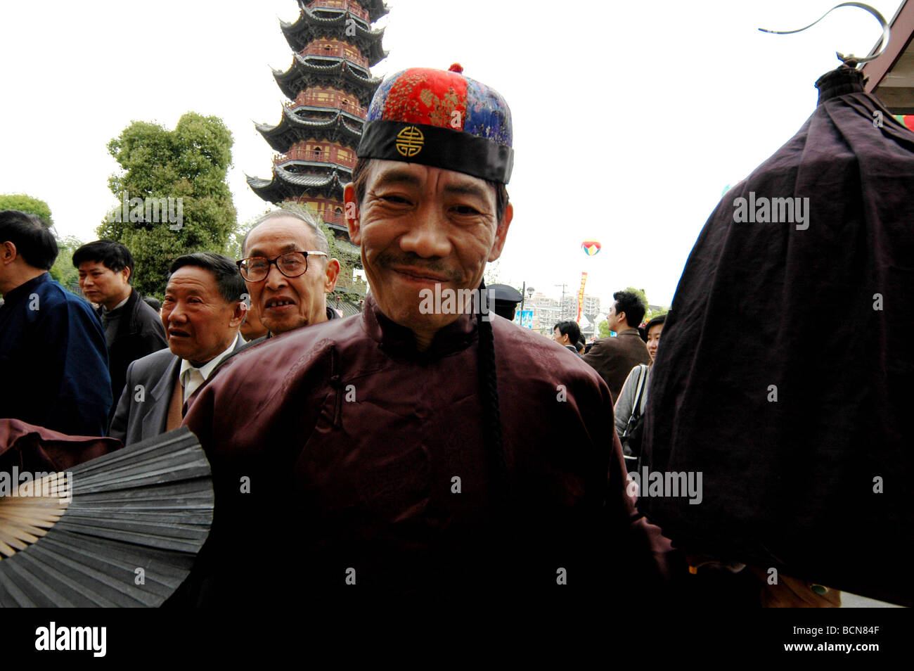 Traditional clothing artist hi-res stock photography and images - Alamy