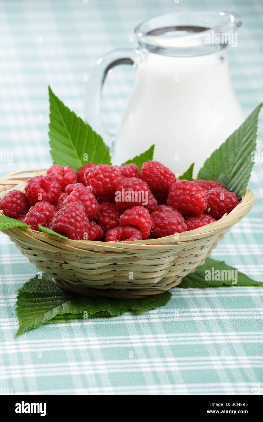 Raspberry with leaves hi-res stock photography and images - Alamy