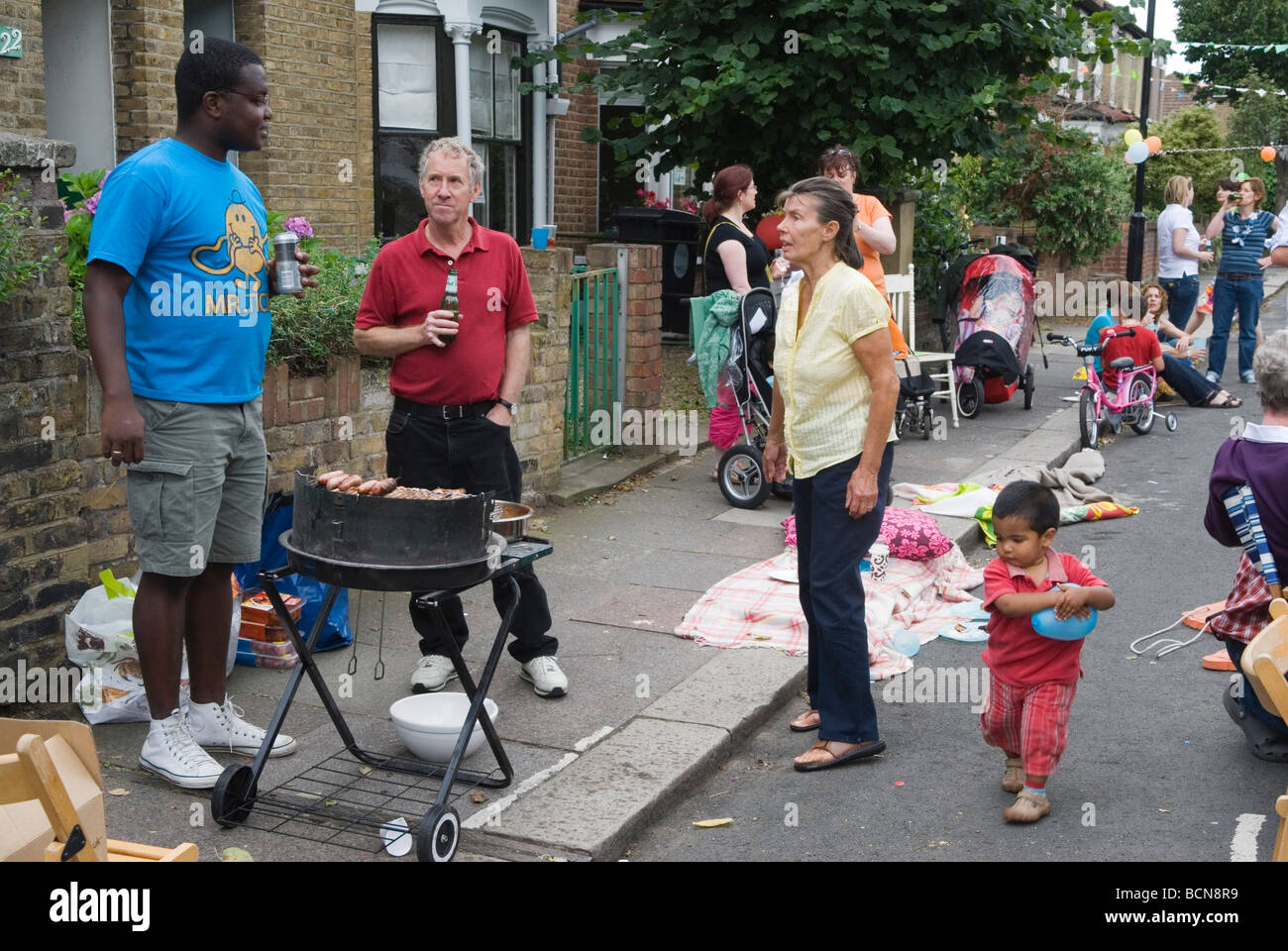 Neighborhood party group of people hi-res stock photography and images ...