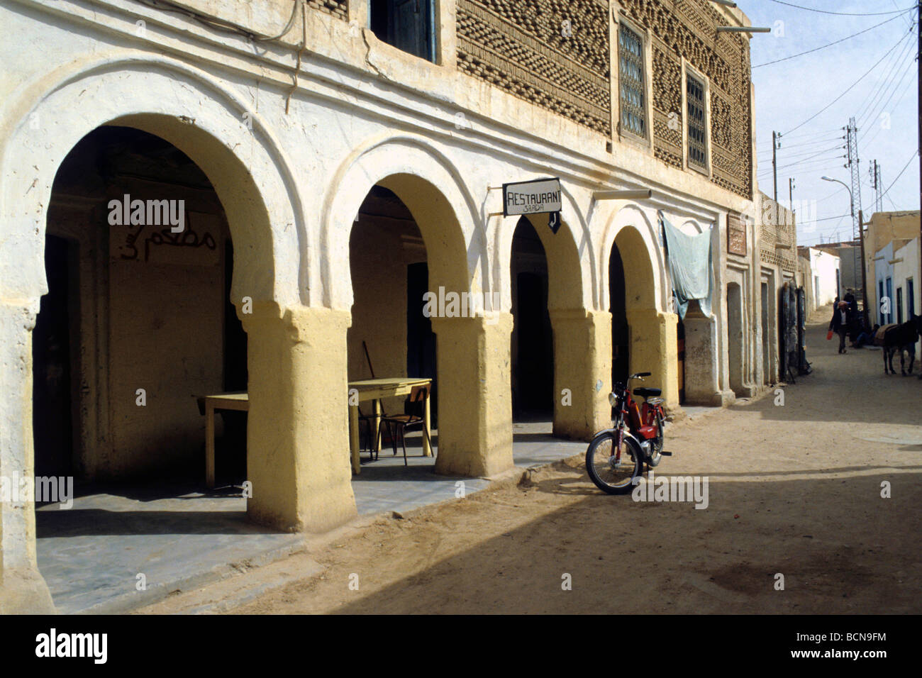 Tozeur market hi-res stock photography and images - Alamy