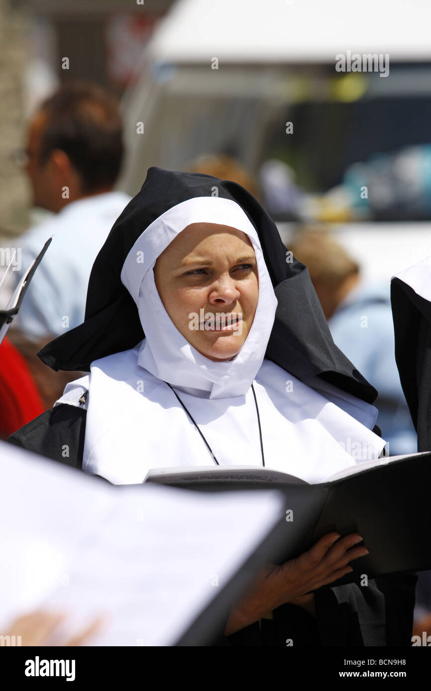 Singing nun hi-res stock photography and images - Alamy