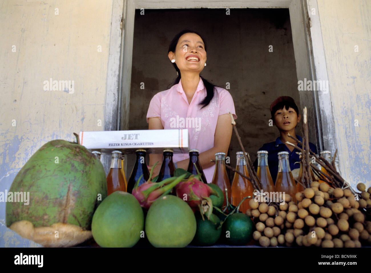 vietnam Young peddler huè Stock Photo - Alamy