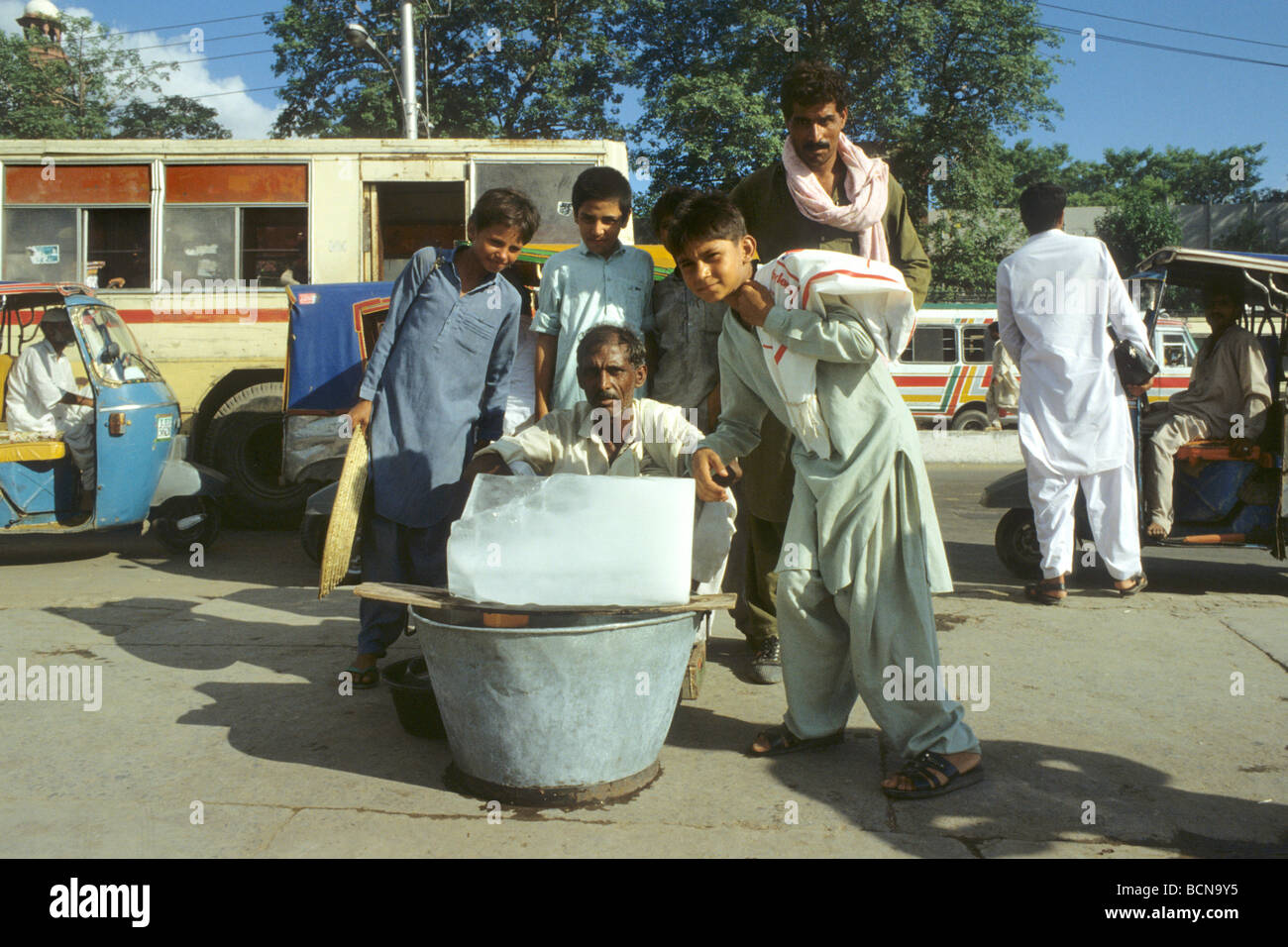 pakistan lahore daily life Stock Photo - Alamy