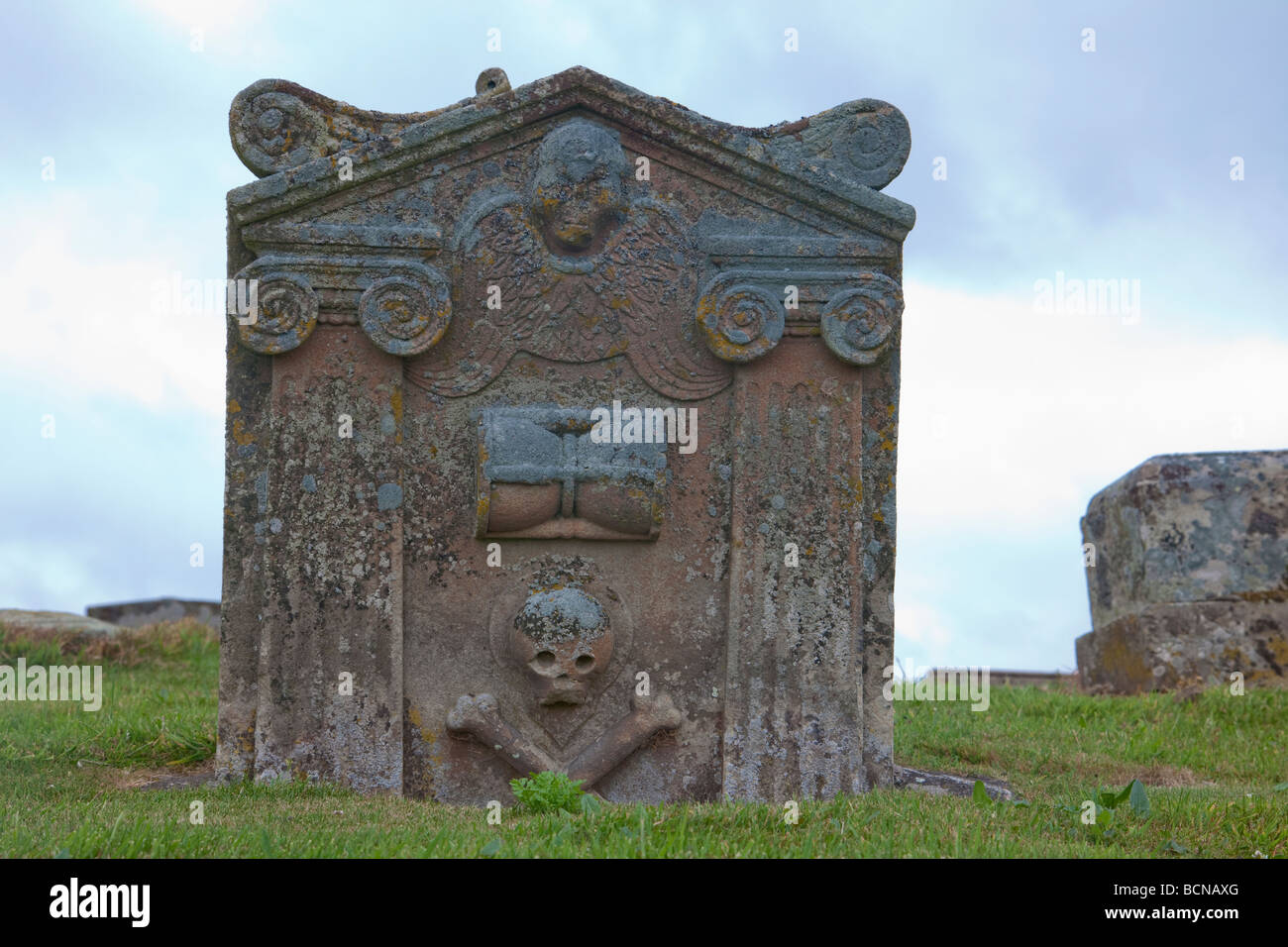 Grave gravestone skull hourglass hi-res stock photography and images ...