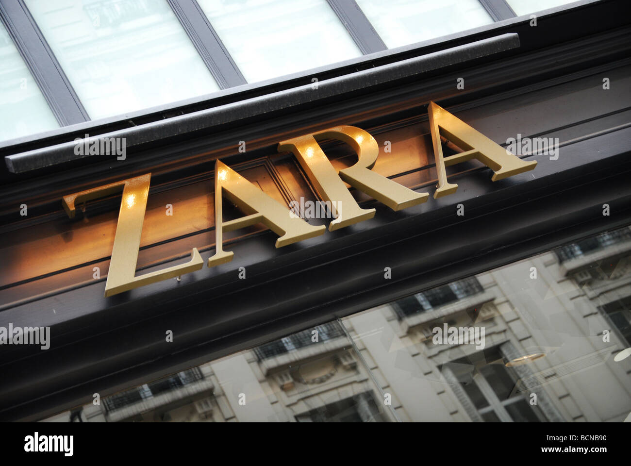 Zara Shopfront Paris France Stock Photo - Alamy