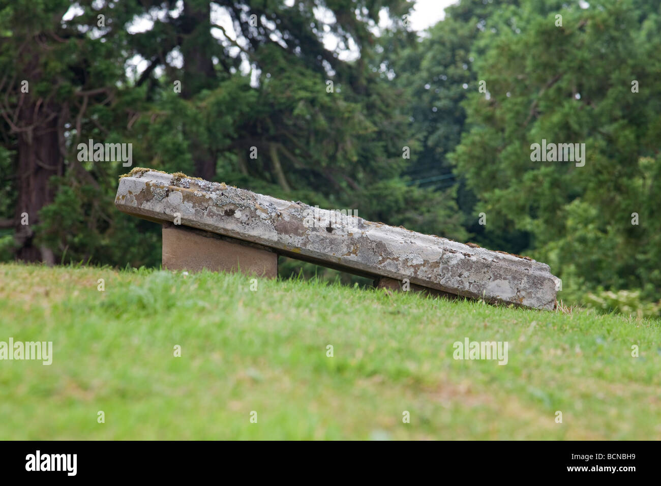 Flat gravestone hi-res stock photography and images - Alamy