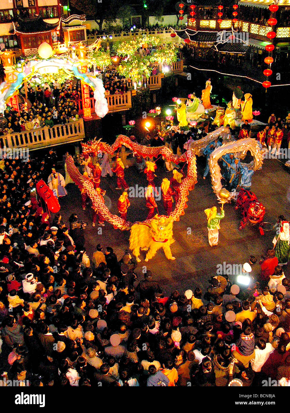 People watch dragon dance performance during Chinese New Year ...