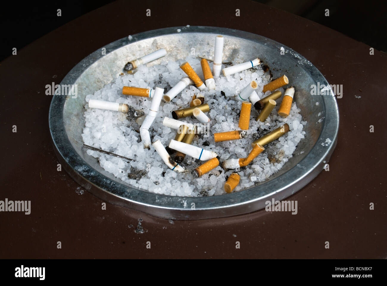 Used ashtray hi-res stock photography and images - Alamy
