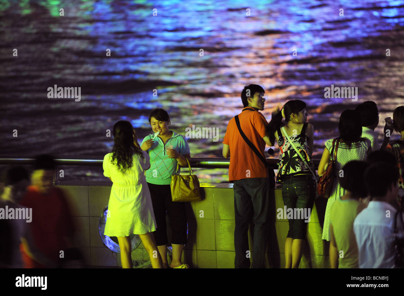 Crowds on the bund hi-res stock photography and images - Alamy