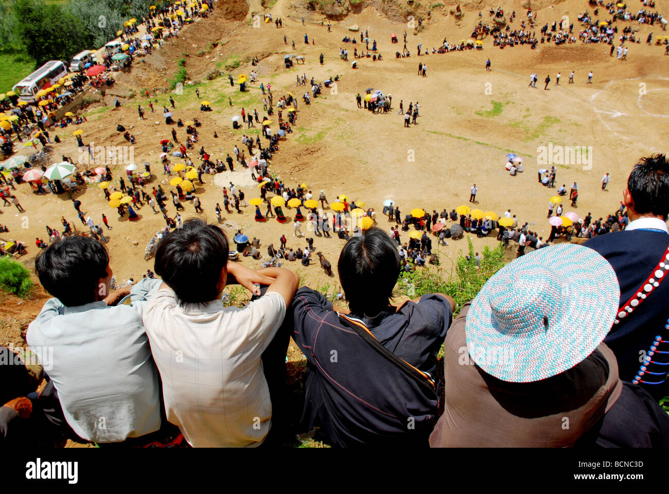 Yi minority people gather to watch activities held during Torch ...