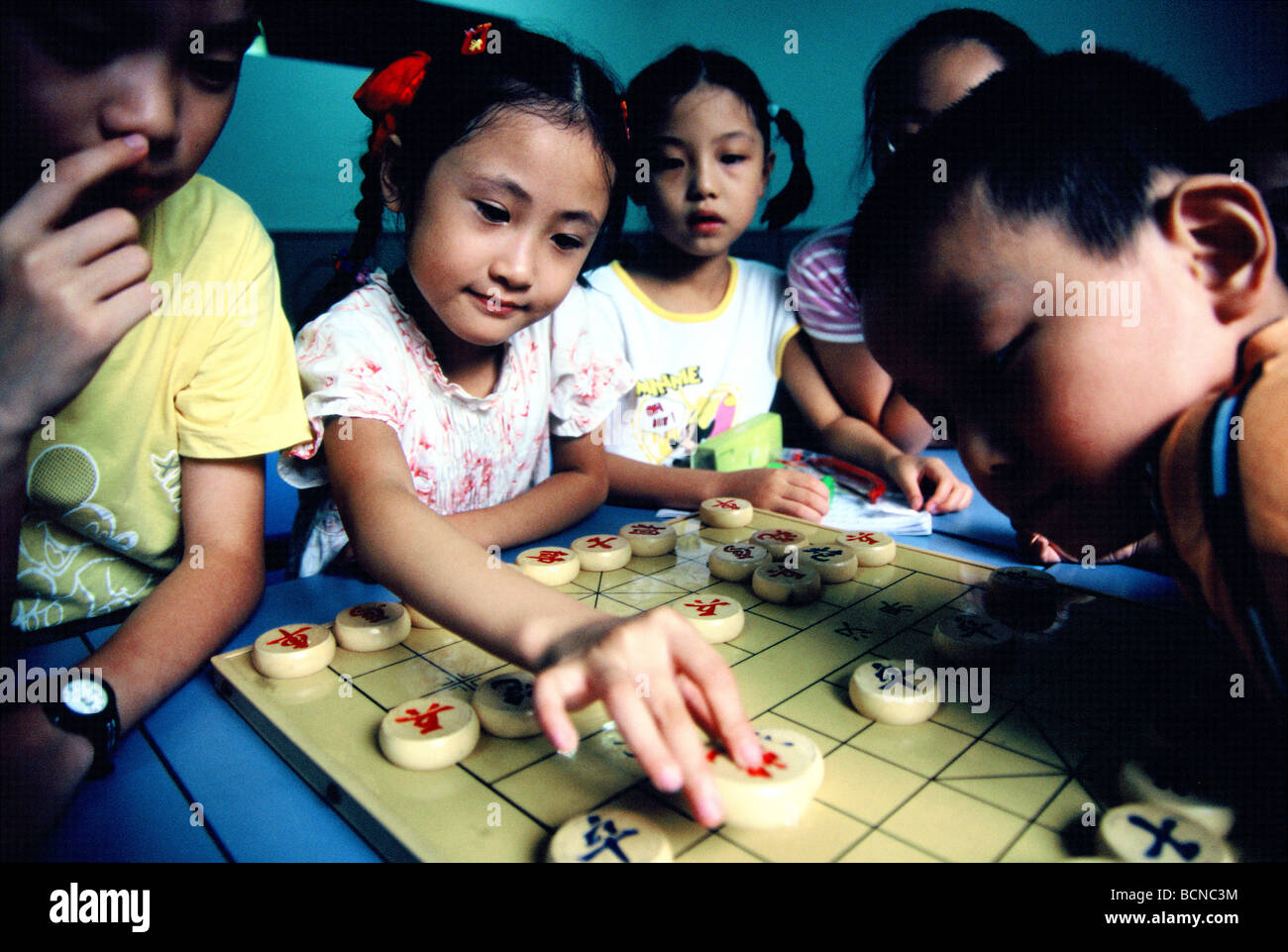 Chinese kids playing Chinese Chess, Shanghai, China Stock Photo - Alamy