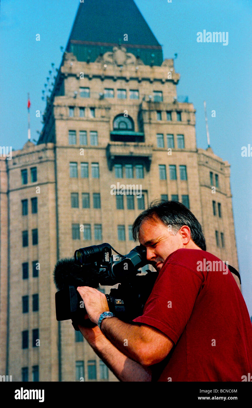 Foreign journalist shooting footage in Shanghai, China Stock Photo - Alamy