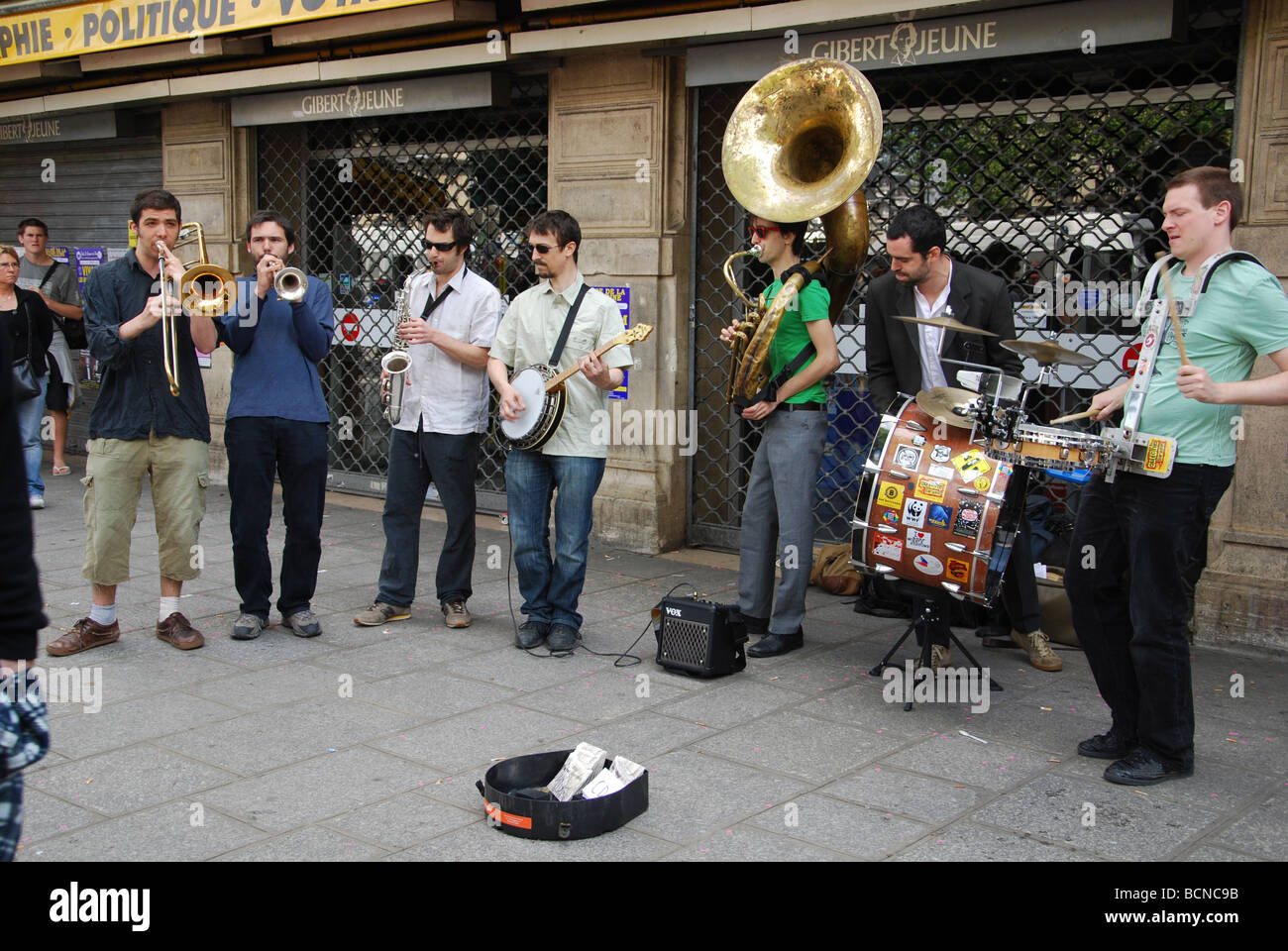 Mime artists paris hi-res stock photography and images - Alamy