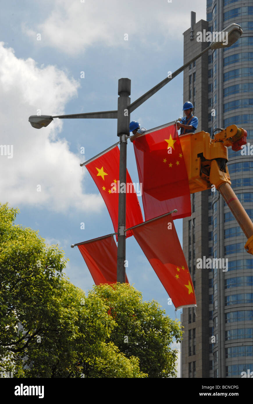 Fixing flags hi-res stock photography and images - Alamy