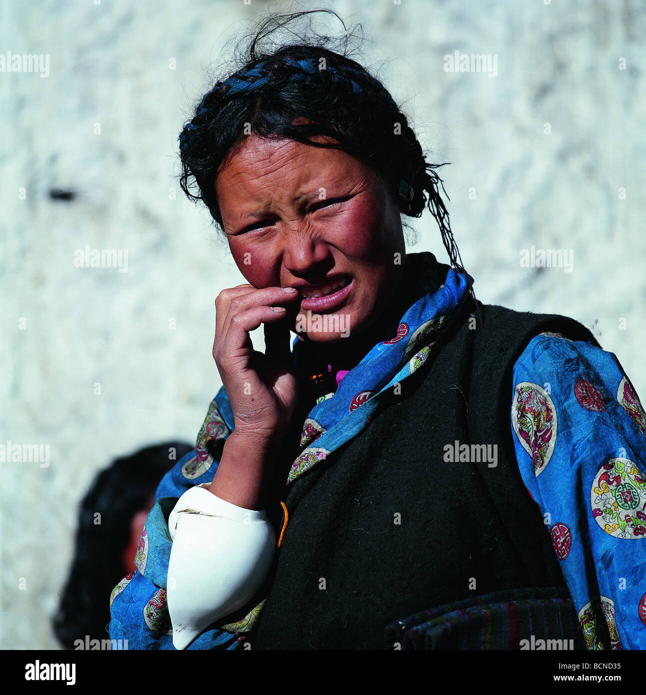 Woman in tingri village hi-res stock photography and images - Alamy