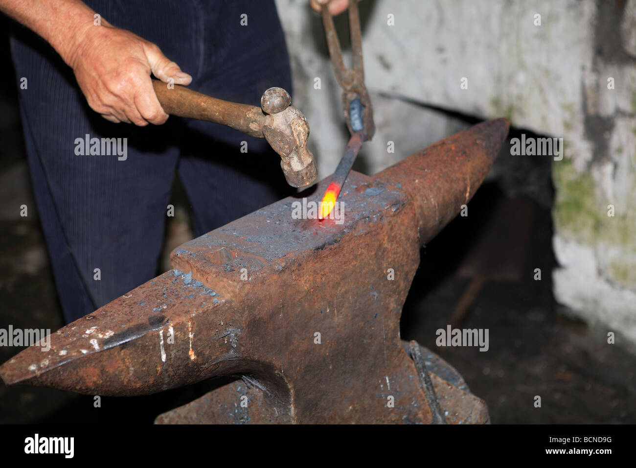 Blacksmith and anvil hi-res stock photography and images - Alamy
