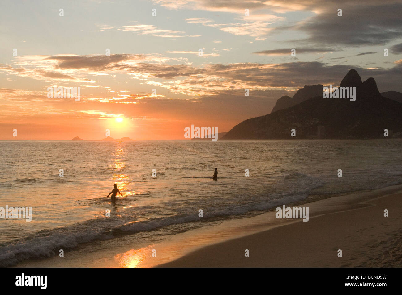 Rio de janeiro beach sunset hi-res stock photography and images - Alamy