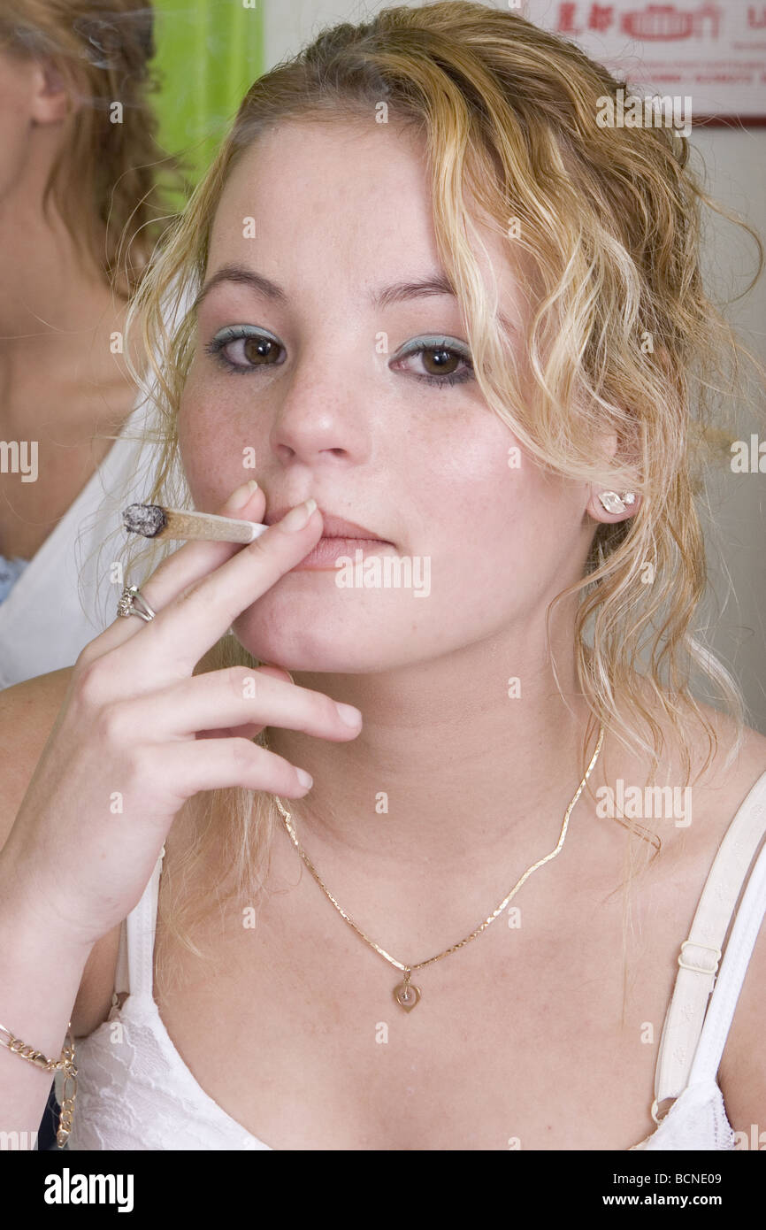Teen smoking pot High Resolution Stock Photography and Images - Alamy
