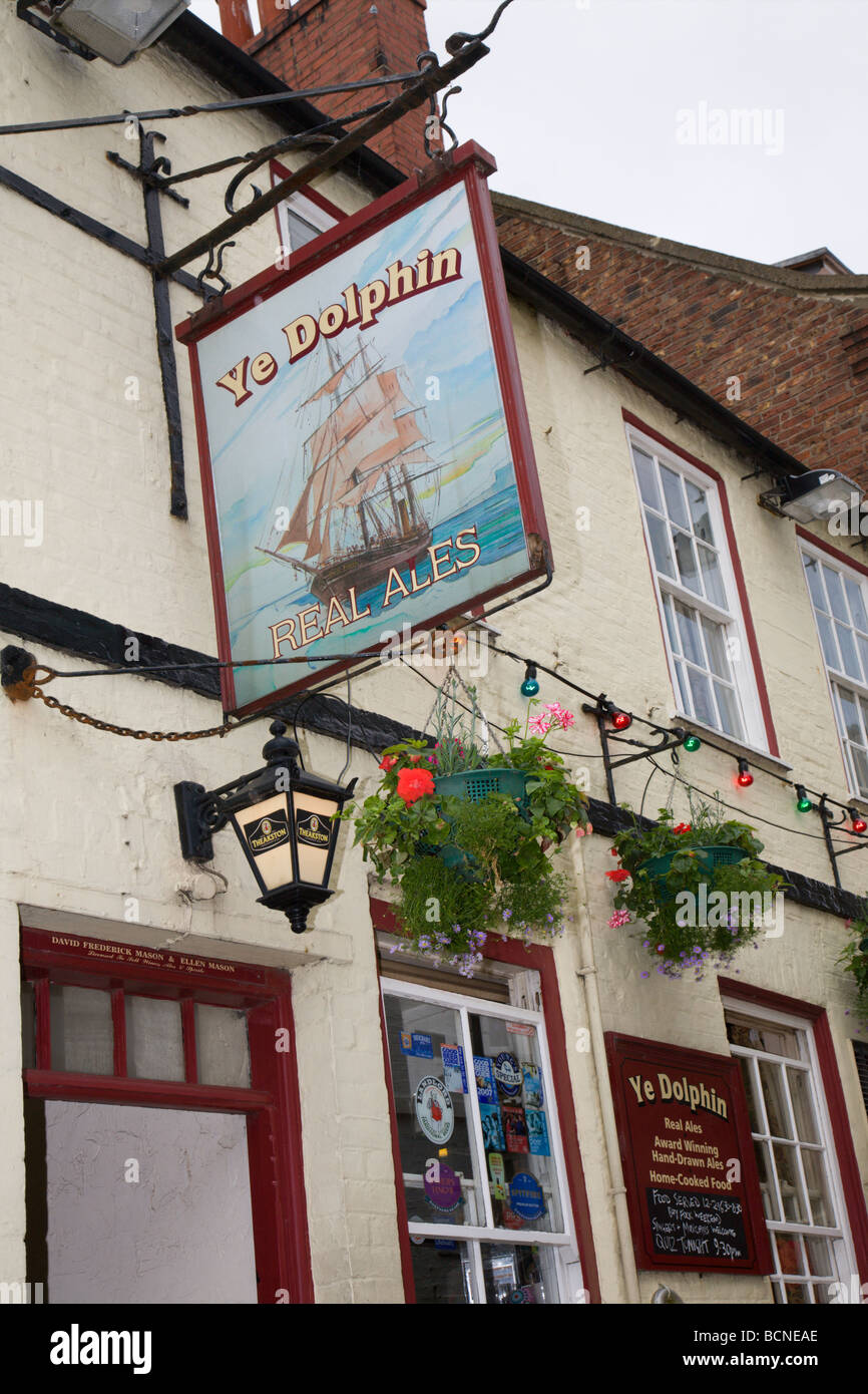 Robin hoods bay pub hi-res stock photography and images - Alamy