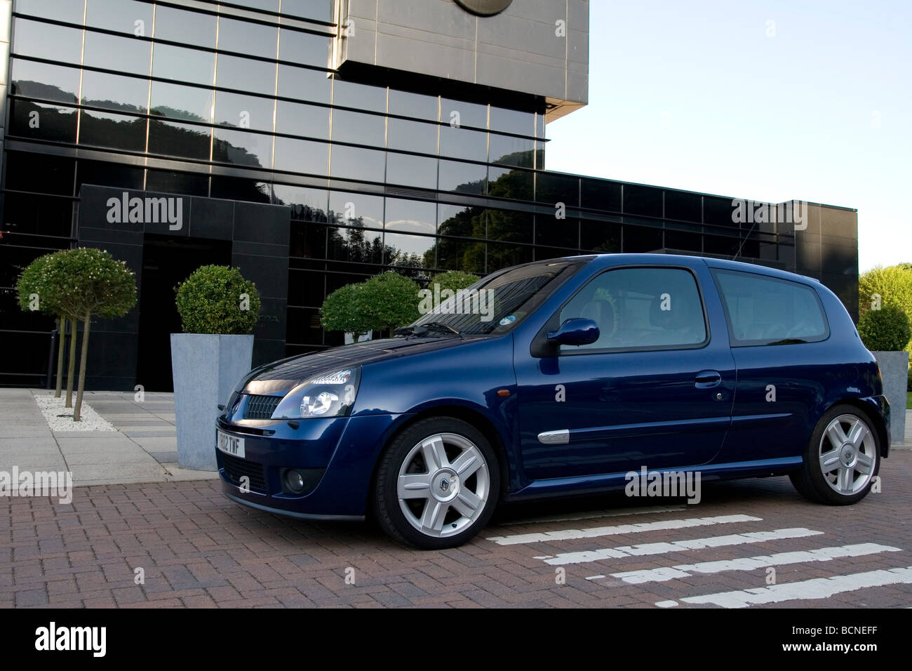 A car waiting outside a hotel Stock Photo - Alamy