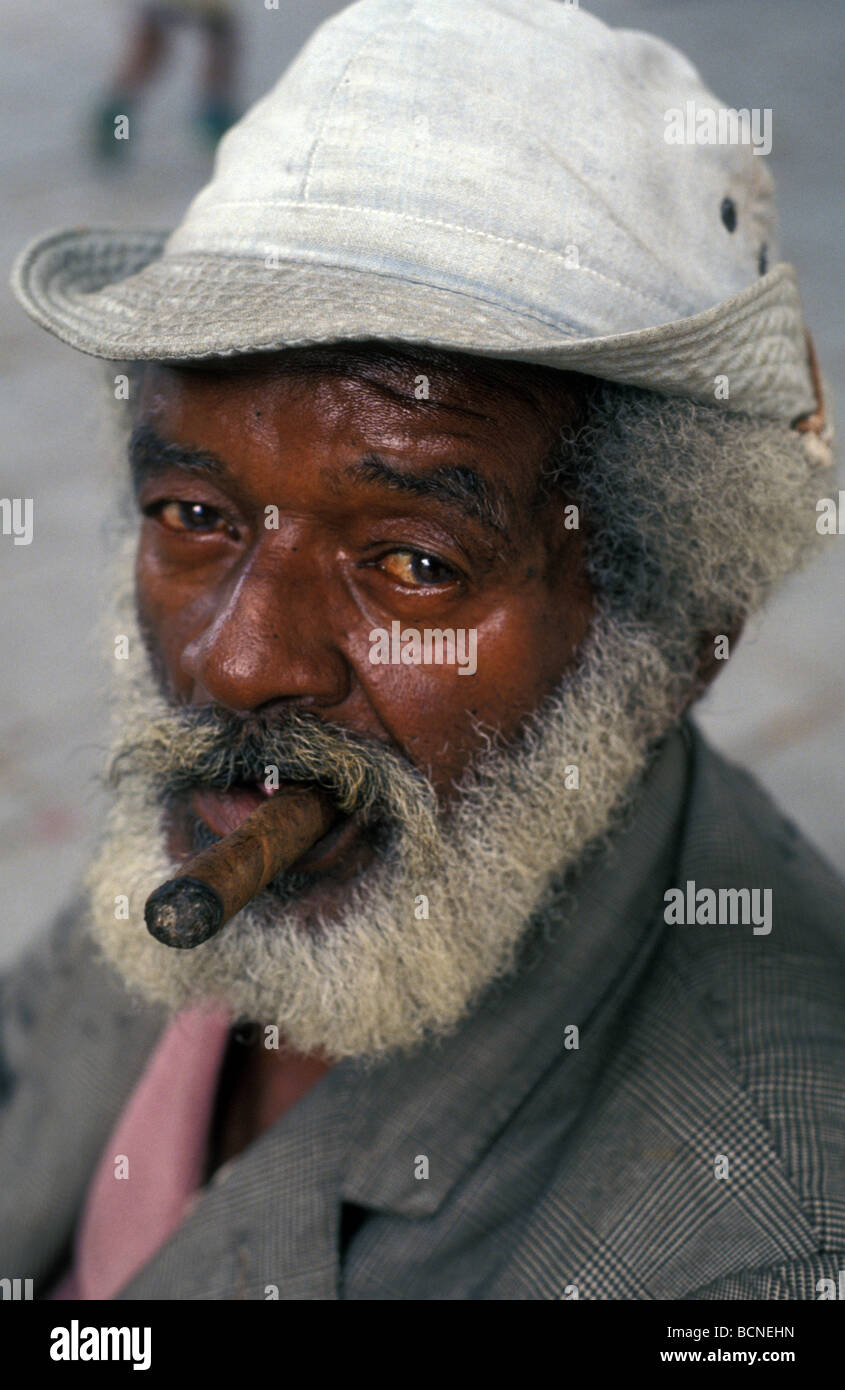 man in old havana cuba habana Stock Photo - Alamy