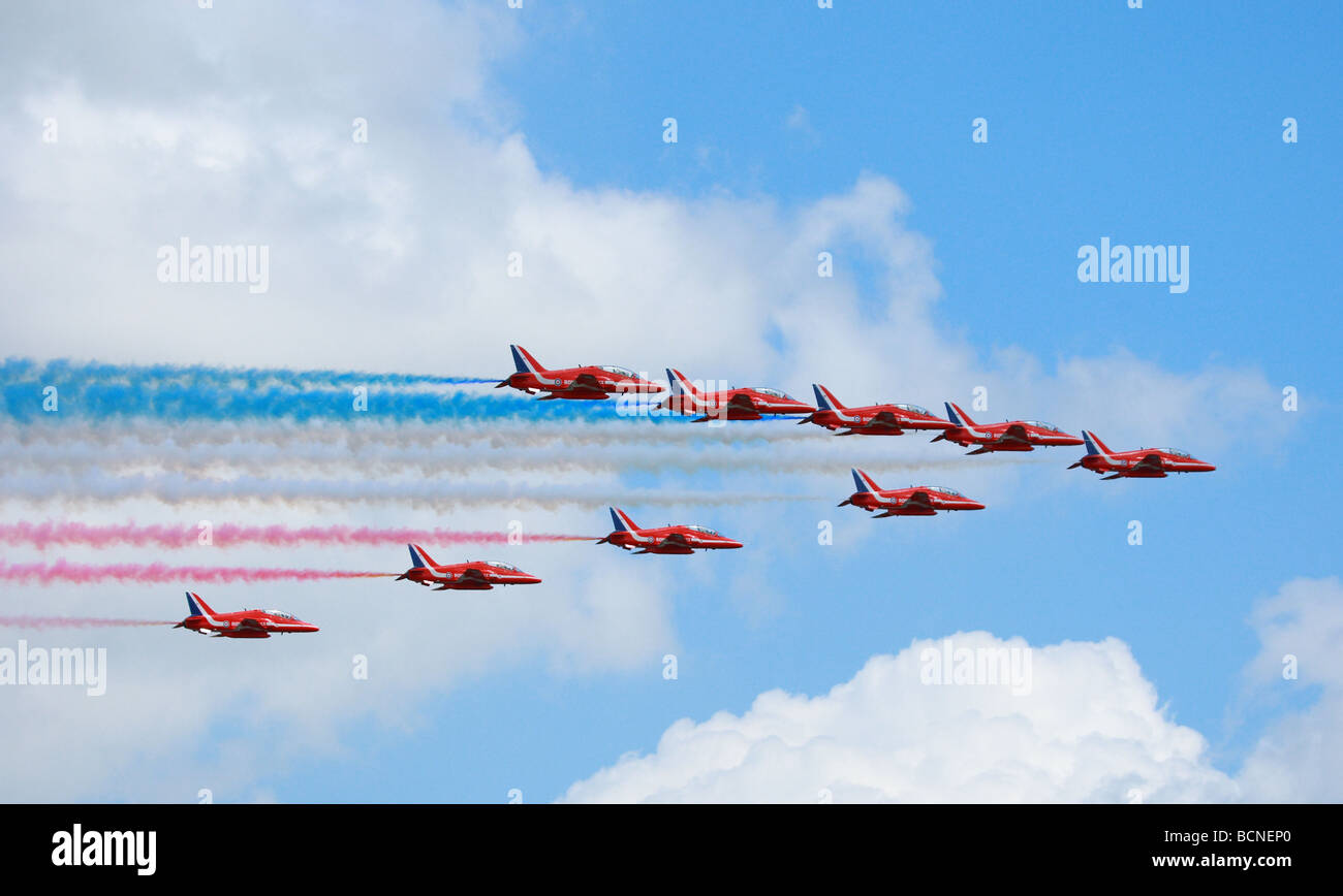 Red arrows in formation hi-res stock photography and images - Alamy