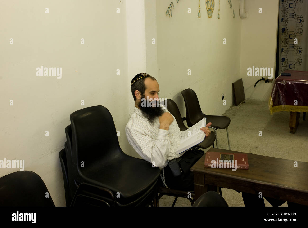 orthodox jews in Venice synagogue Stock Photo - Alamy