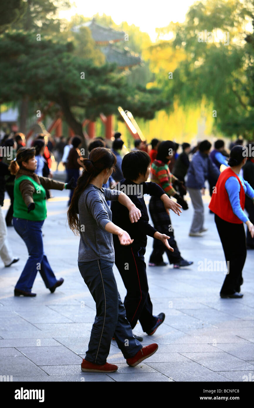 Chinese people exercising in park hi-res stock photography and images ...