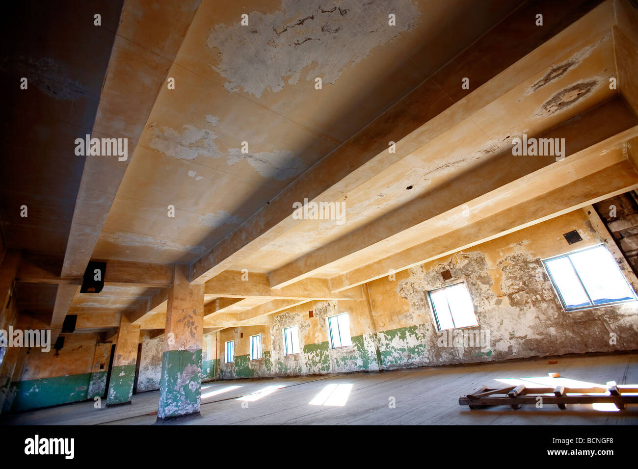 Empty factory 1960s hi-res stock photography and images - Alamy