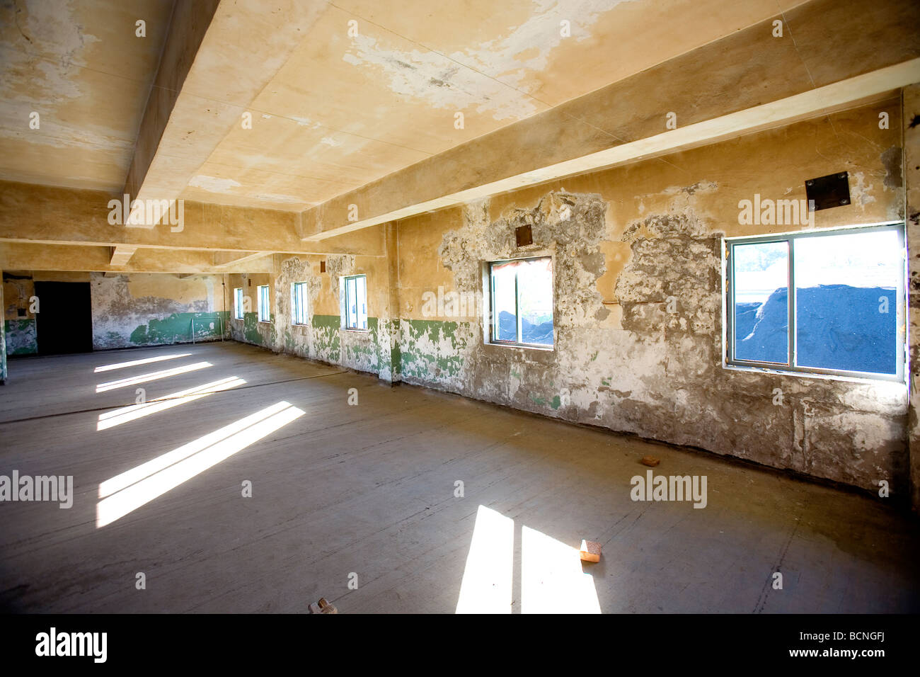 Empty factory 1960s hi-res stock photography and images - Alamy