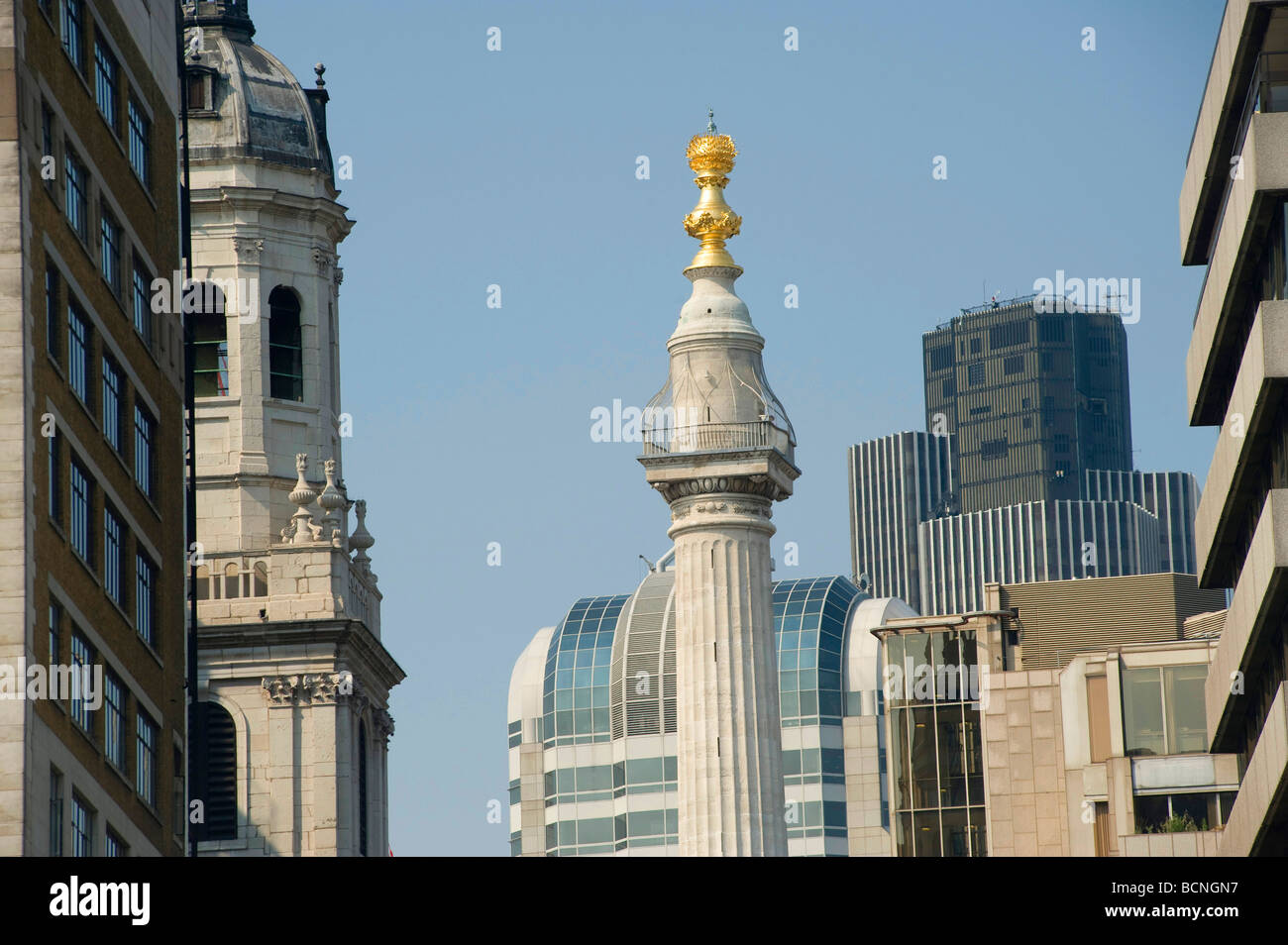 The memorial to the start of the fire of London in the city near ...