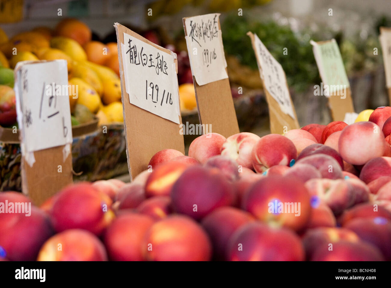 Migrant shop hi-res stock photography and images - Alamy