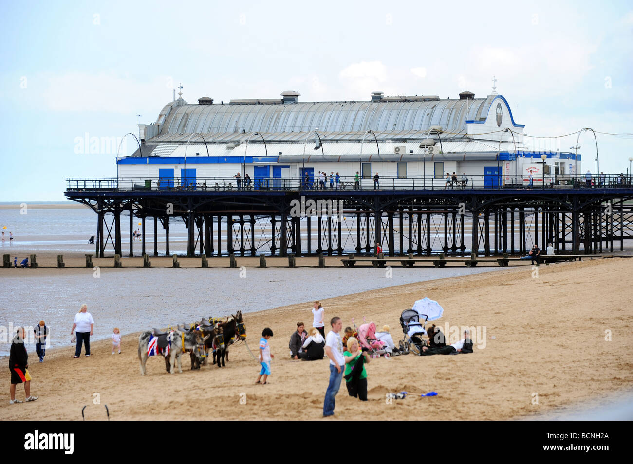 Cleethorpes pier and promenade hi-res stock photography and images - Alamy