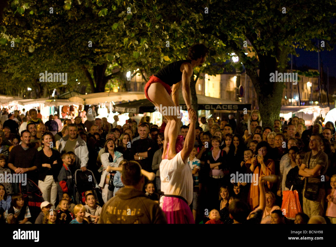 Night street performers hi-res stock photography and images - Alamy