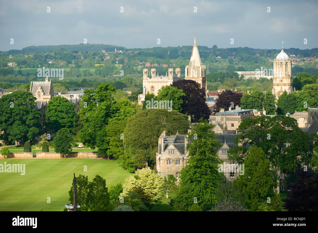 The well known skyline of Oxford with dreaming spires and student ...