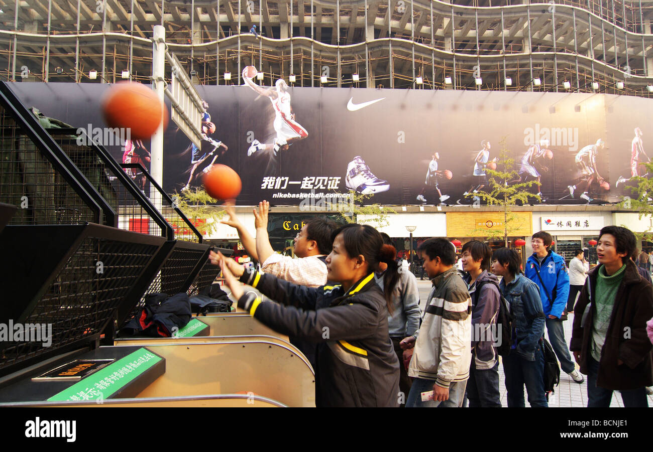 People playing shoot hoops in Wangfujin Street, Beijing, China Stock ...
