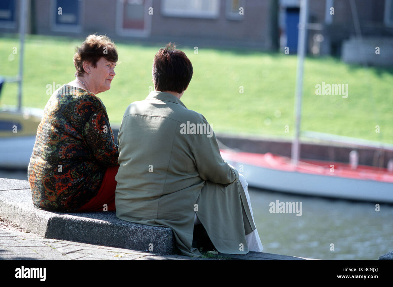 Elderly people talking hi-res stock photography and images - Alamy