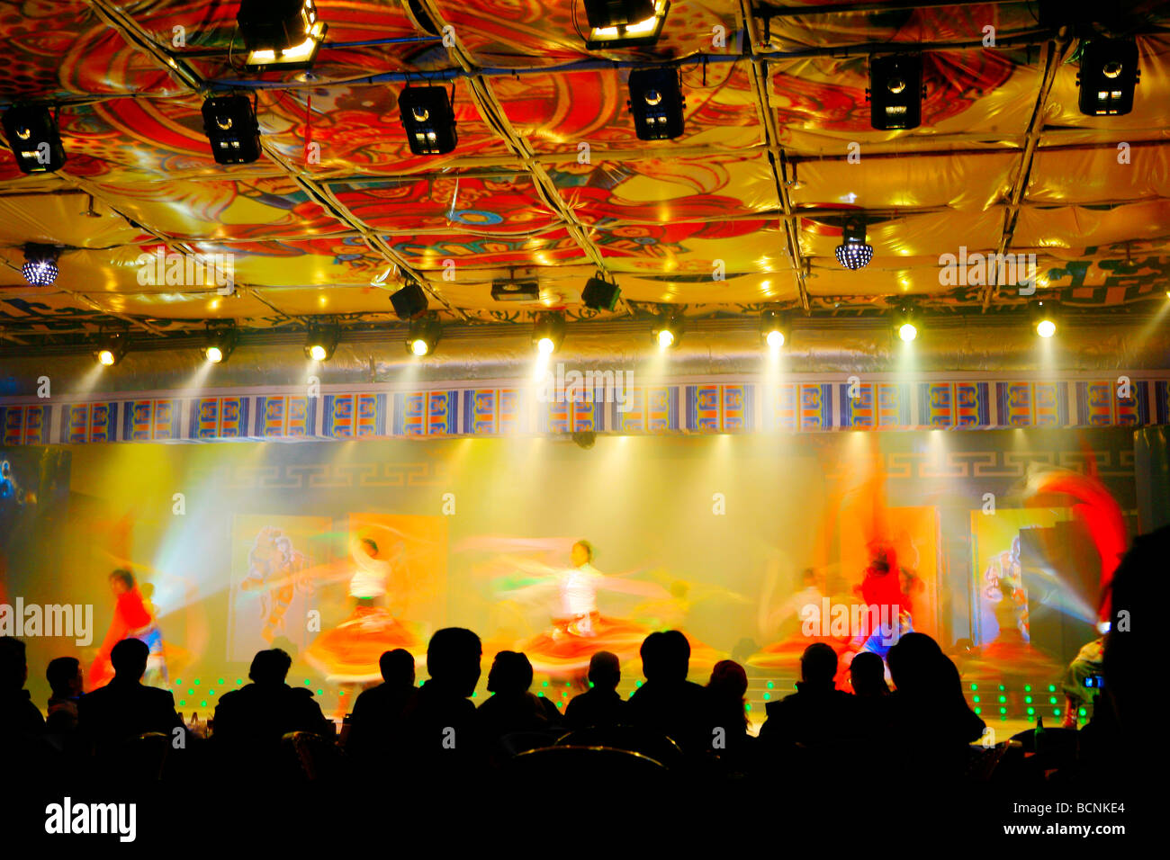 Audience watching dance performance hi-res stock photography and images ...