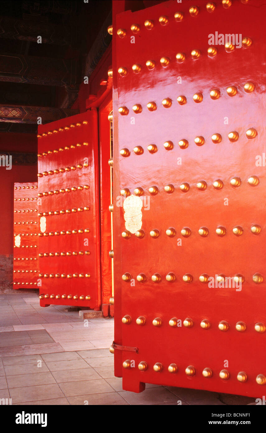Bold red doors with golden door nails, Juezuomen, Forbidden City ...
