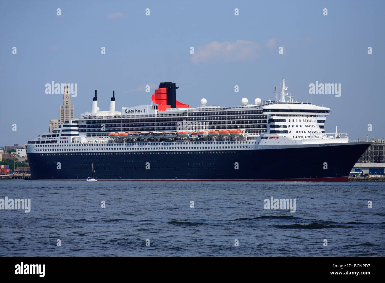 Queen Mary 2 Oceanliner berthed in Brooklyn, NY Stock Photo - Alamy