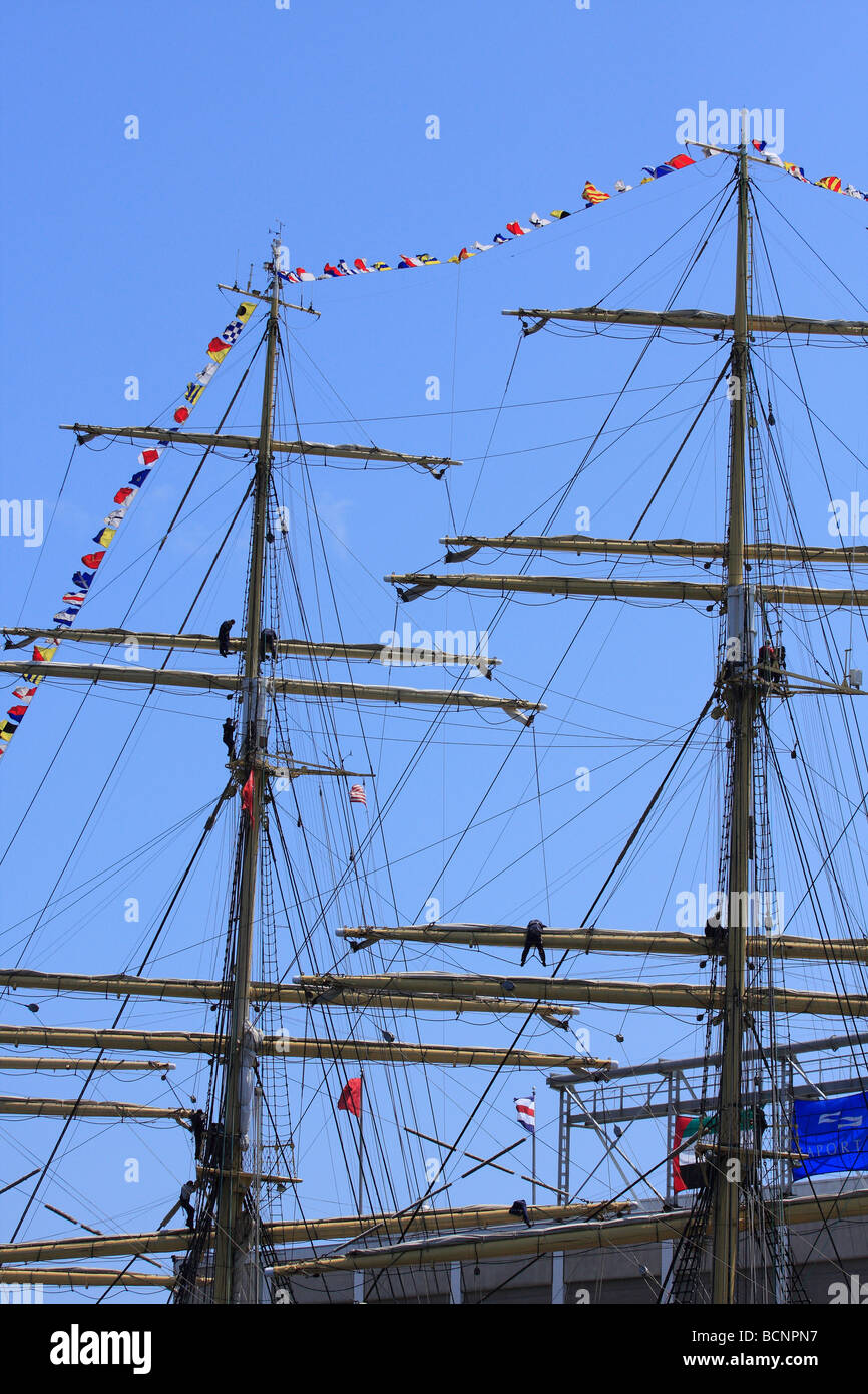 Ship sail yardarm hi-res stock photography and images - Alamy