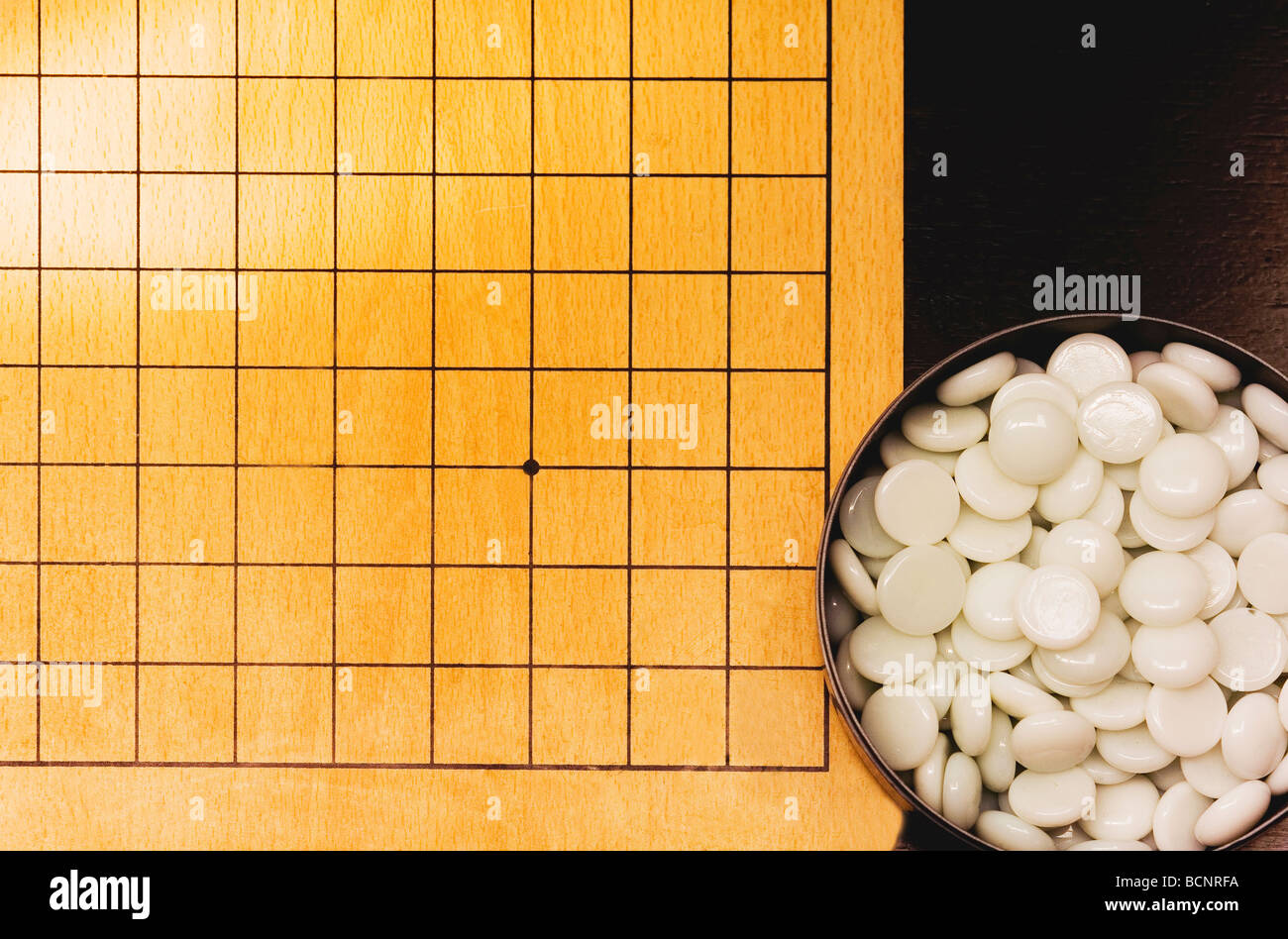 Empty Weiqi board and a bowl of white stones Stock Photo - Alamy